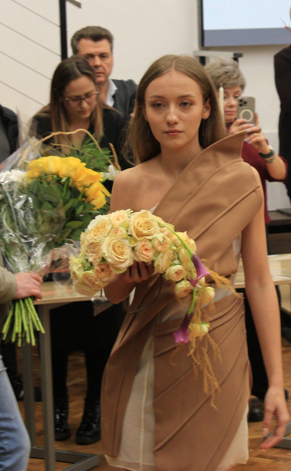 Design vestimentar și artă florală, Colaborare creativă la Hora ...