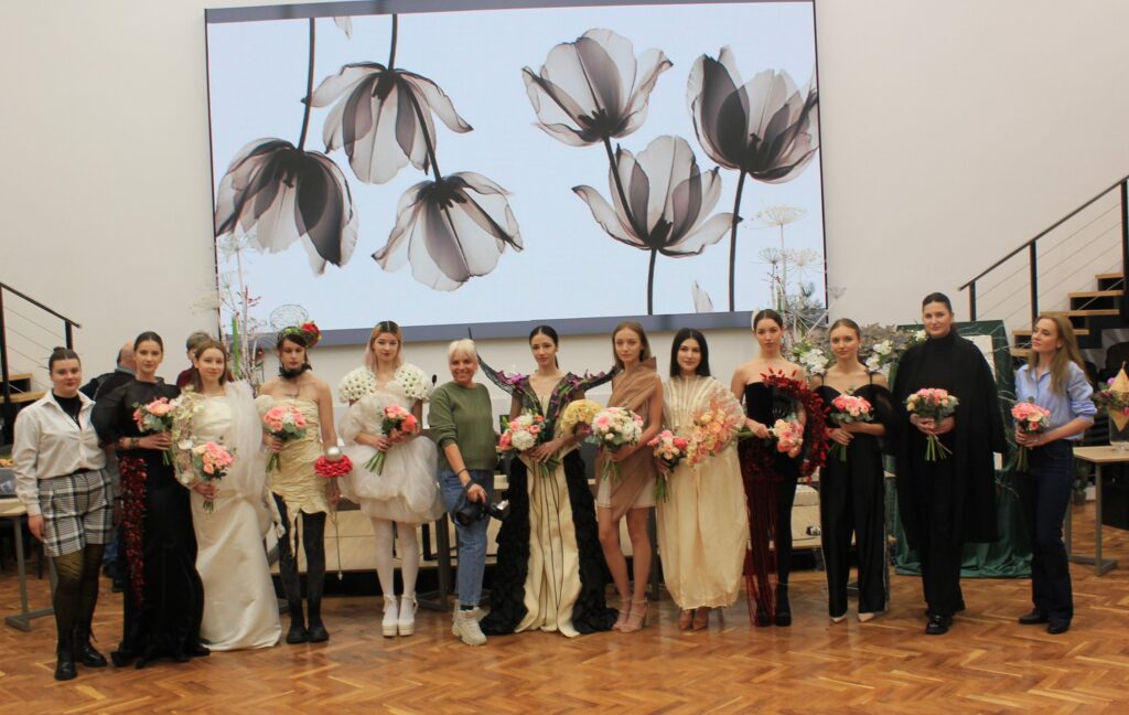 Design vestimentar și artă florală, Colaborare creativă la Hora ...